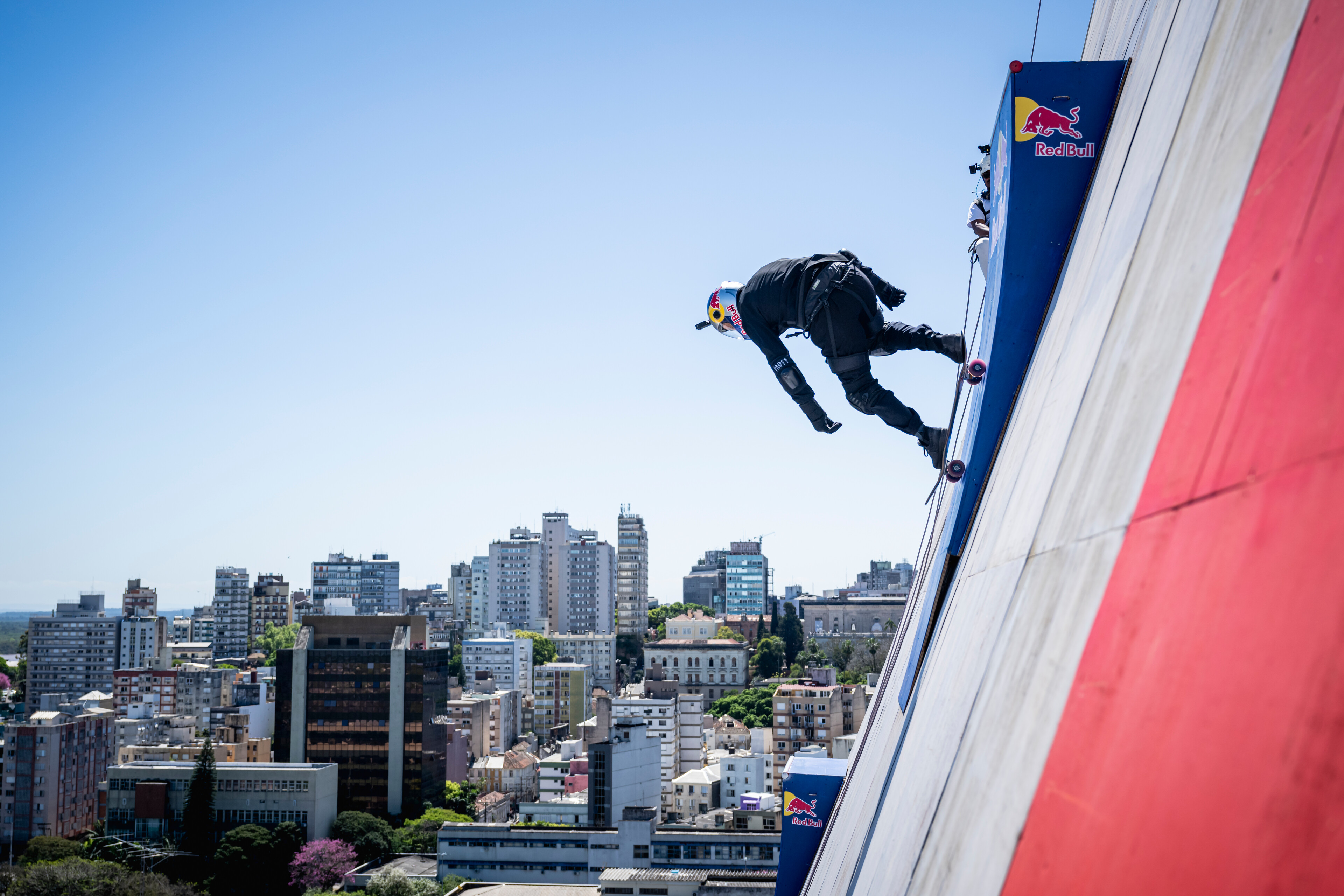 Red Bull》22層樓一躍而下！Sandro Dias 成功挑戰飆出最速降落 50歲傳奇征服終極滑板坡狂破兩項金氏世界紀錄 - 麗台運動報