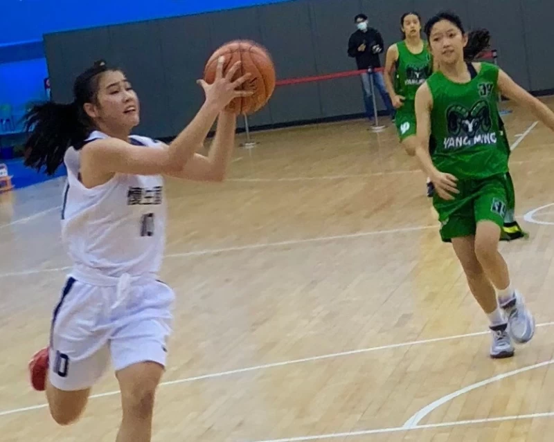 飆5記三分彈轟新高39分回報教練傷膝的懷生主控陳姿宸擺脫對手上籃。大會提供